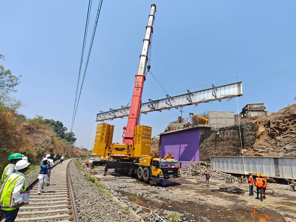 5 massive girders installed on Panvel–Karjat routeVital bridge work ...