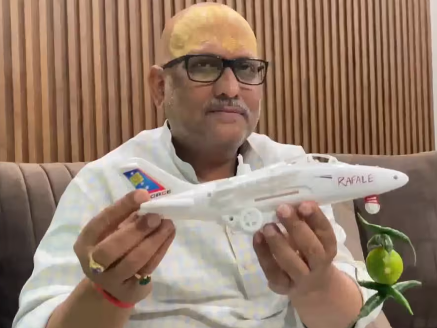 Congress leader Ajay Rai mocks Rafale with 'nimbu-mirchi'; BJP alleges ...