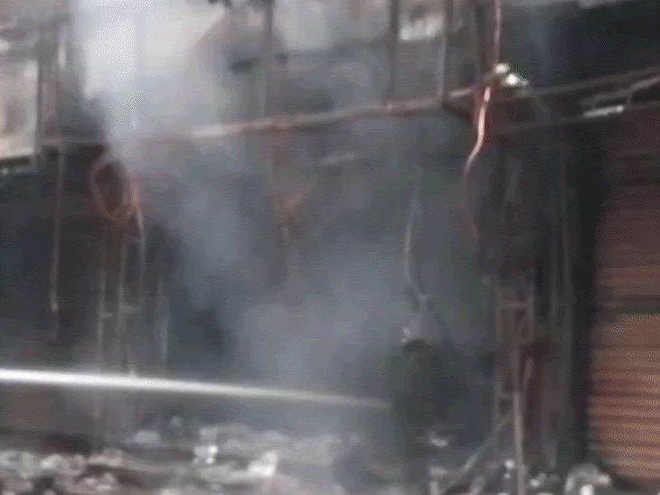 Massive blaze erupts at saree shop in Malviya Nagar: Fire tenders begin ...