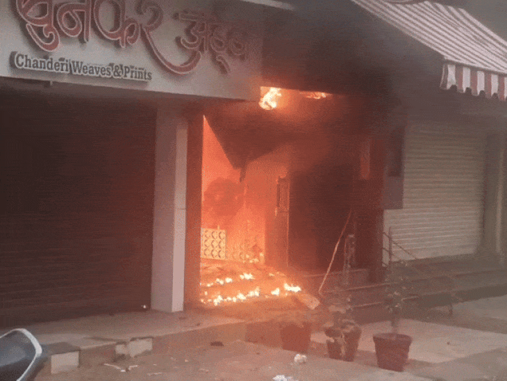 Massive blaze erupts at saree shop in Malviya Nagar: Fire tenders begin ...