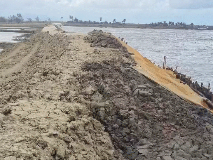 River embankment collapses in Gobardhanpur