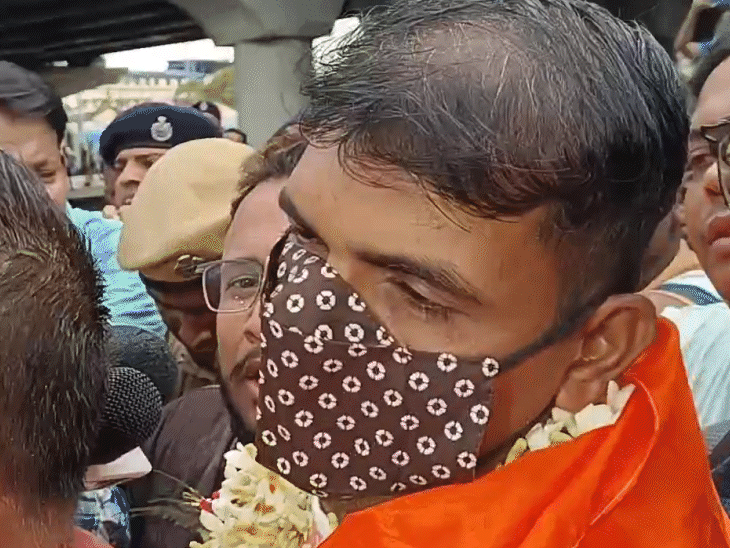 BSF jawan returns to his home in Rishra, 9 days after returning from ...