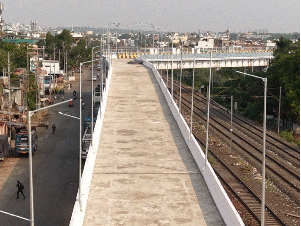 Bhopal’s sharp-turn bridge sparks outrage, memes flood online. Vehicles ...