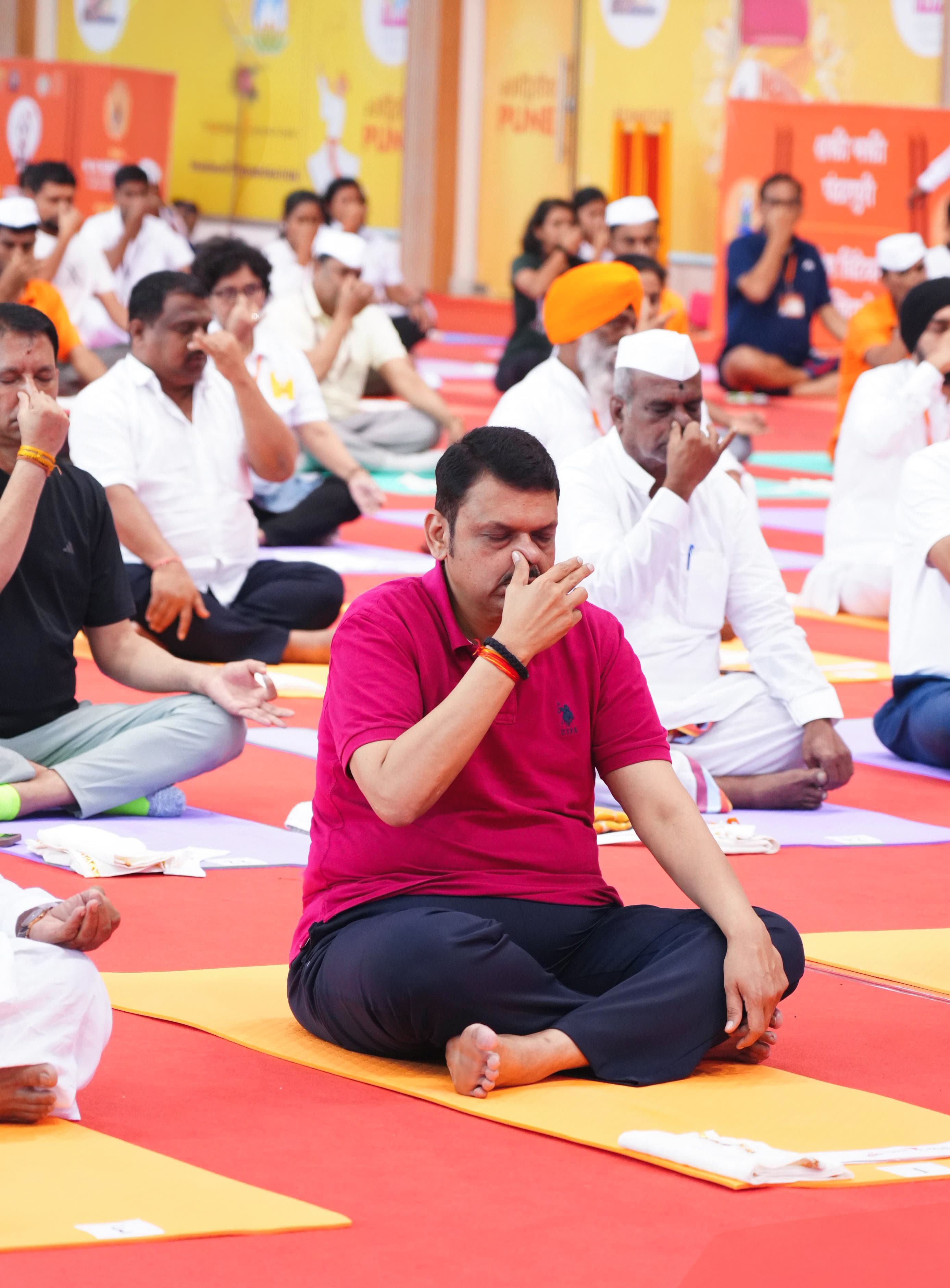 international yoga day india celebrates with warkaris marine drive pune ...