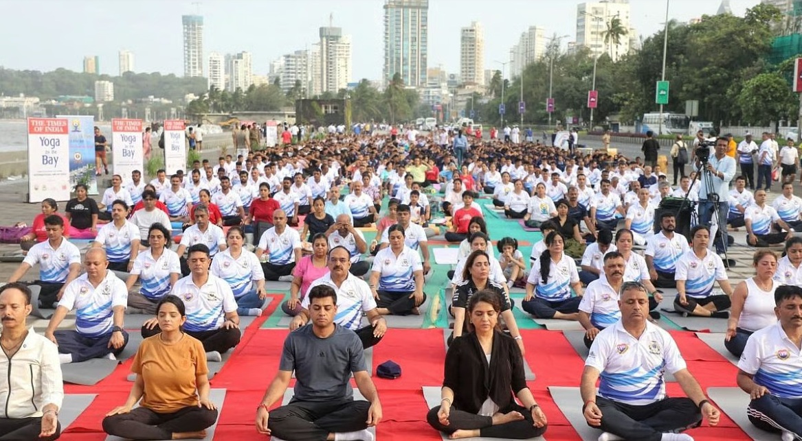 international yoga day india celebrates with warkaris marine drive pune ...