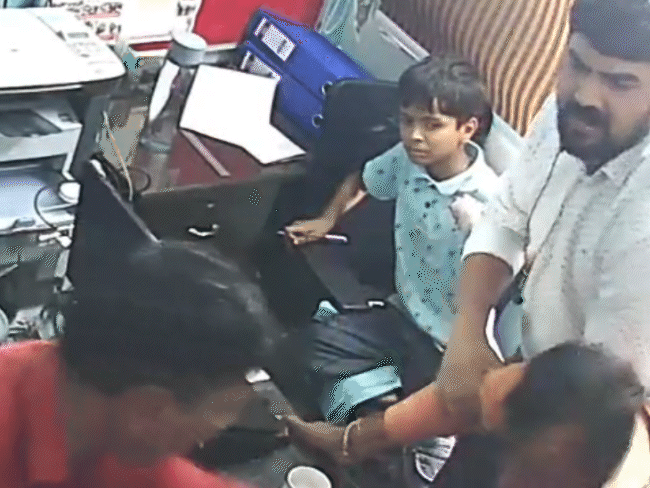 tension erupts at bhopal indore highway toll plaza two injured one ...