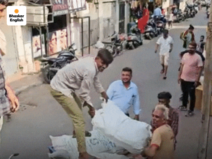 Gujarati Bhandara serves pilgrims non-stop during Amarnath Yatra; 27 ...