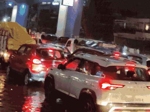 3-km traffic jam in Bhopal amid heavy rain: Flood-like situation in ...