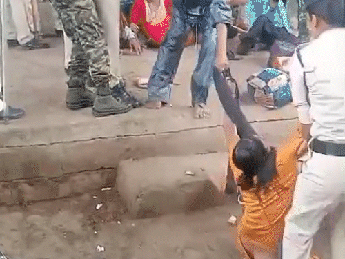 Police drag differently-abled protesters in Raipur; Picked up from bus ...