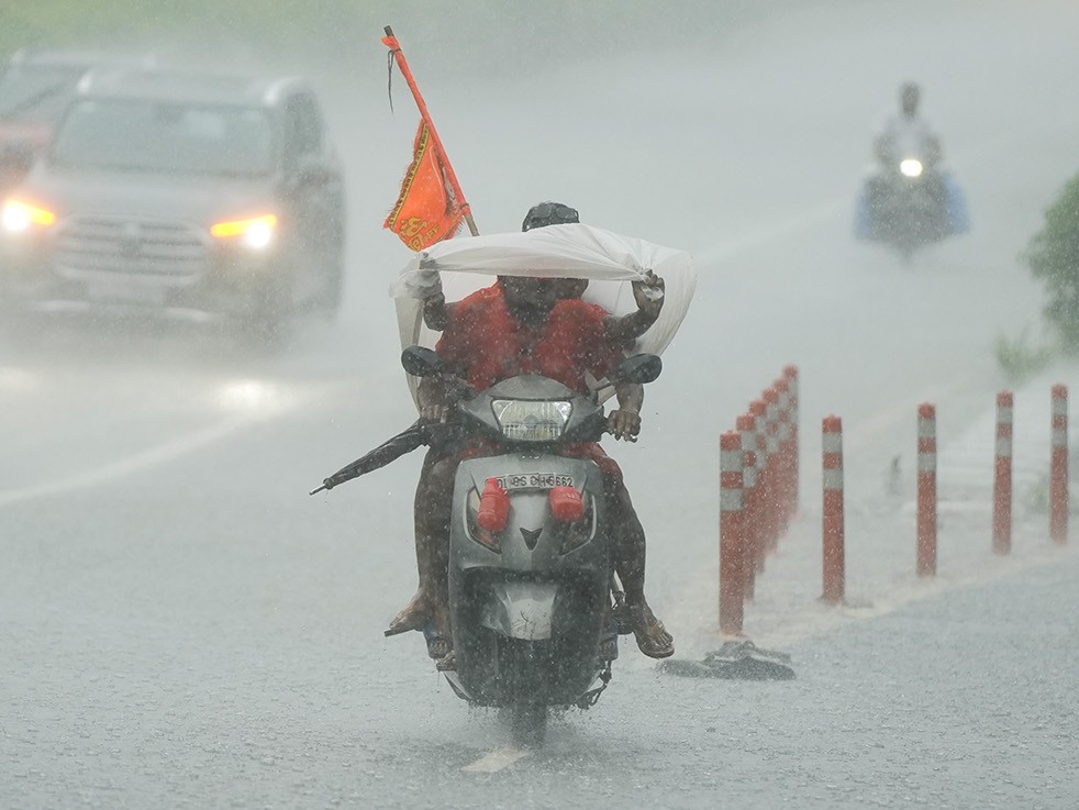 heavy rains soak delhi ncr imd issues red alert Minto Bridge emerges flood-free amid heavy ...