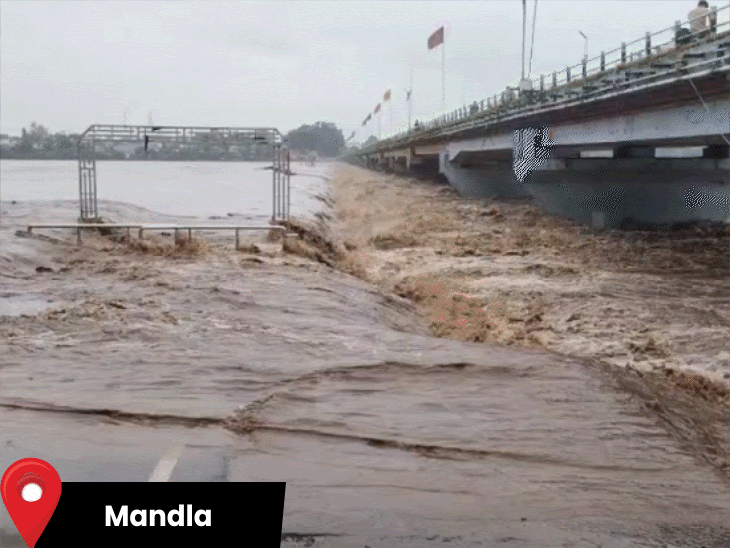 Heavy rain in MP authorities open dam gates Children cross swollen ...