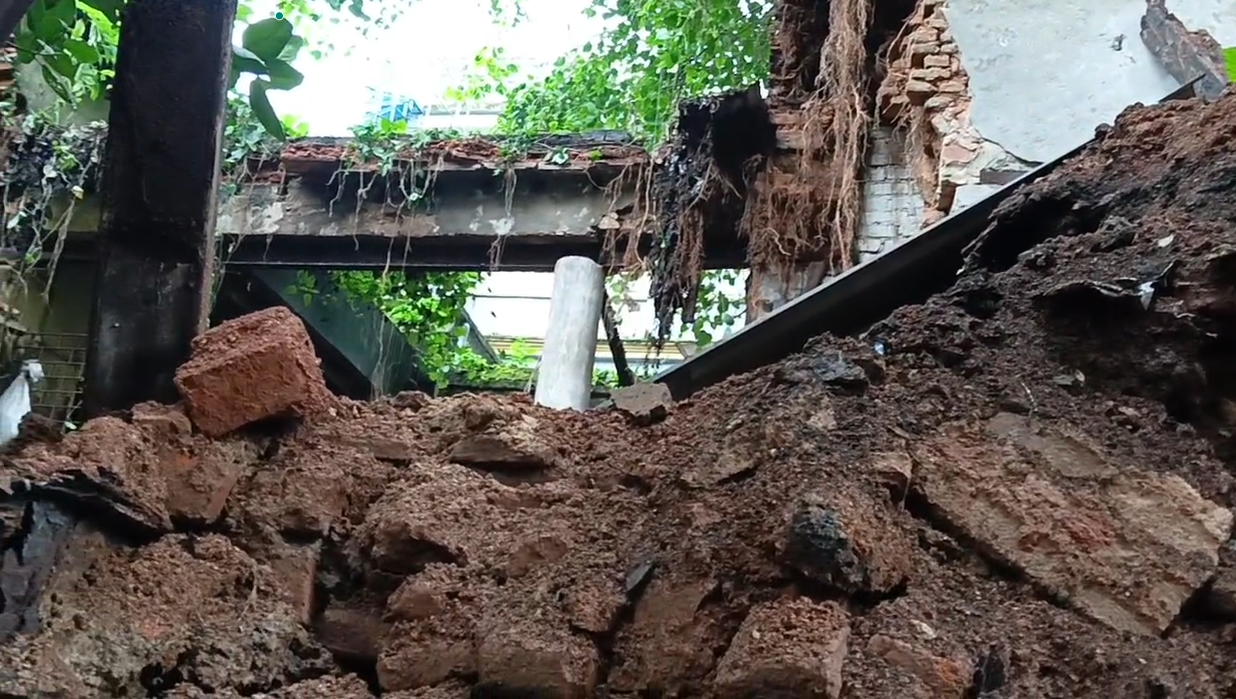 old buildings collapse battered roads worsen kolkata woes monsoon civic struggle unsafe ...