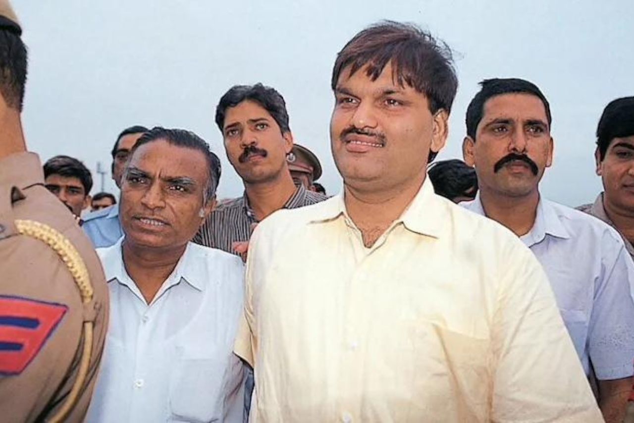 Sensex fell by 2000 points and shook middle class | Bhaskar English