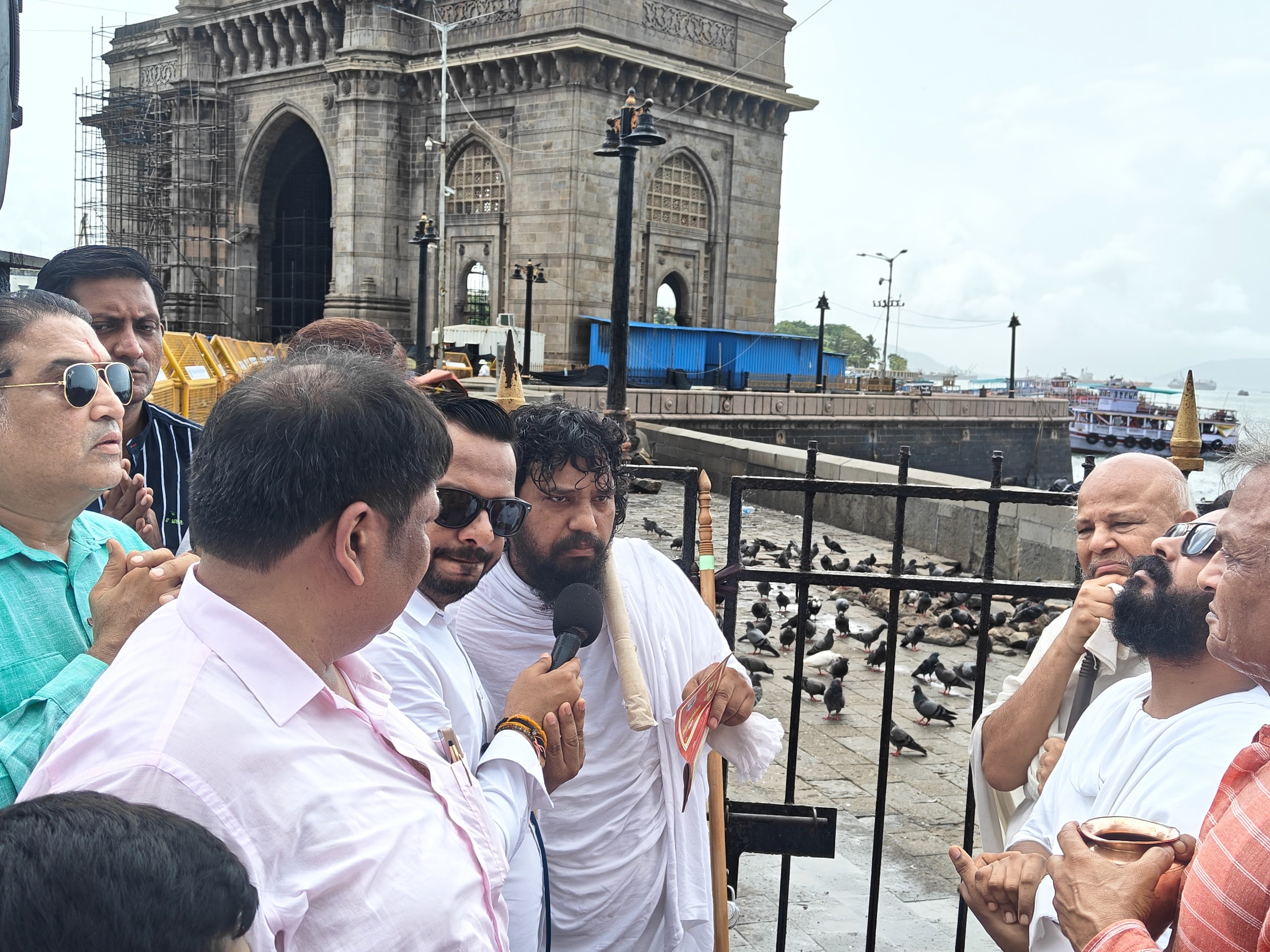Hanuman Chalisa for Mumbai's pigeons as fight gathers steam: VHP ...