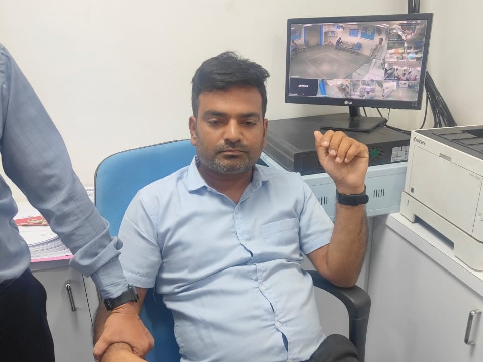 Canara Bank manager caught taking bribe in Khandwa: Indore Lokayukta ...