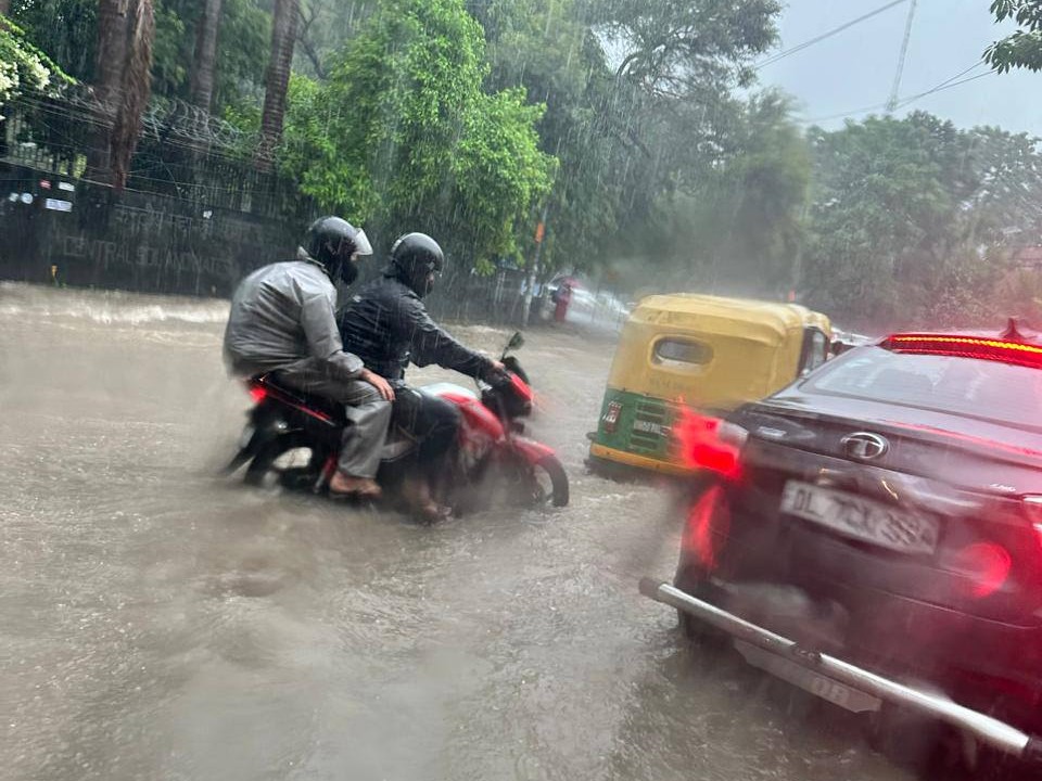 Heavy rain lashes Delhi NCR ahead of Independence Day: New waterlogging hotspots snarl traffic ...