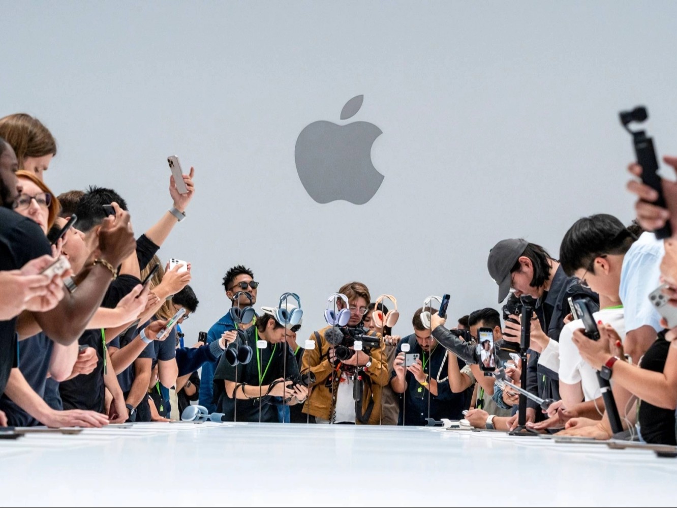 Apple turns to tabletop robots, smart displays for a comeback | Bhaskar ...