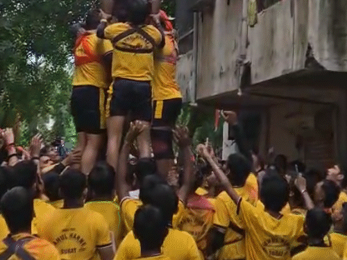 Surat celebrates colorful Dahi Handi festival with massive turnout