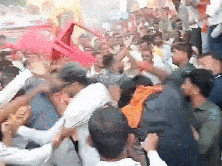 Ruckus between Congress and BJP members in Ujjain Clash during royal ...