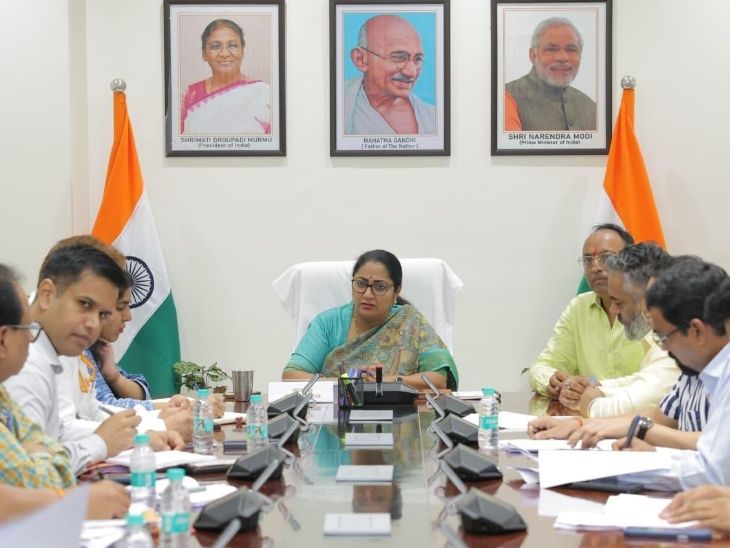 Delhi CM Rekha Gupta attends meeting with her husband