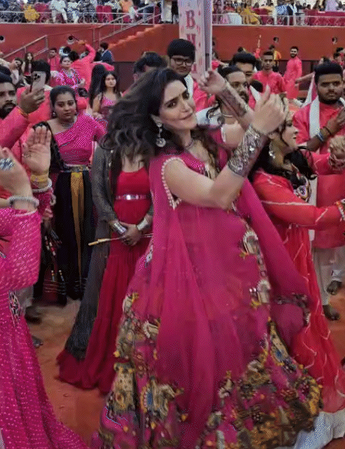 Karishma Tanna dances on Kinjal Dave tunes in Surat Crowds enjoy Dakla ...