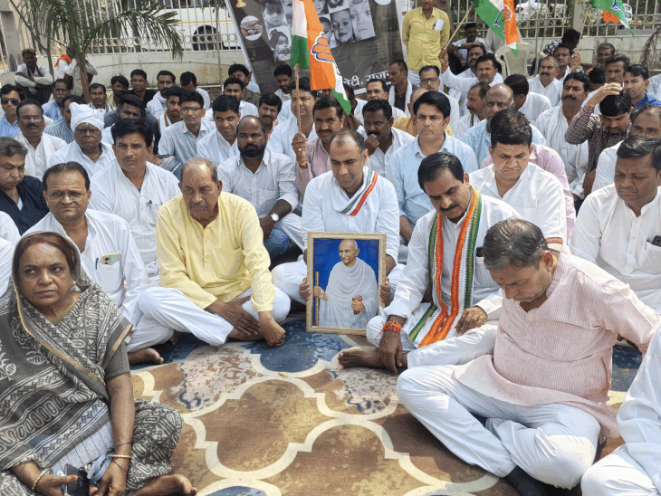 congress protests in rajgarh over deadly cough syrup administration ...