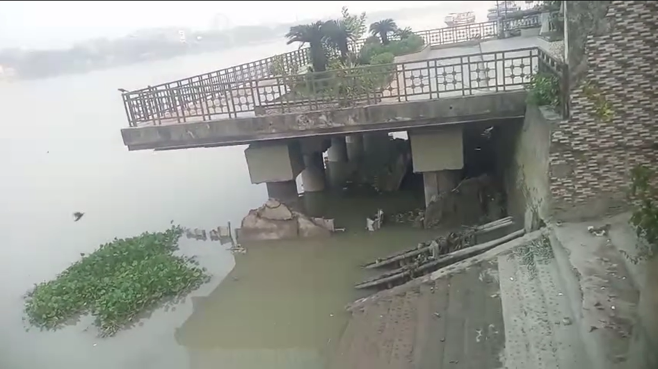 car plunges into ganga at nimtala crematorium early morning accident ...