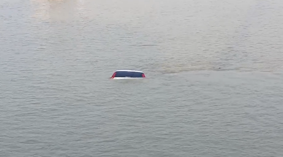 car plunges into ganga at nimtala crematorium early morning accident ...