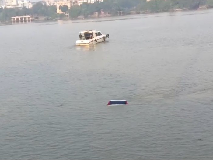 car plunges into ganga at nimtala crematorium early morning accident ...