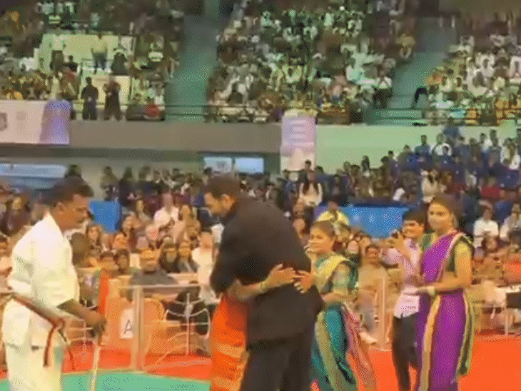 Akshay Kumar hugs 88-year-old martial artist in Surat; Shanta Ba’s ...