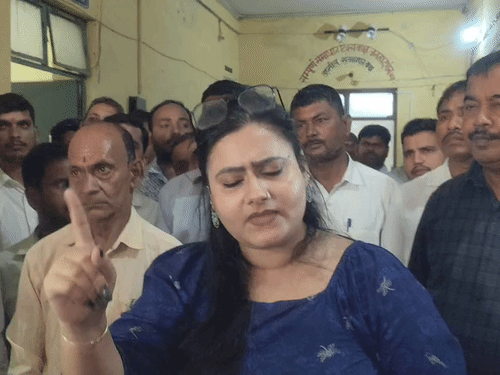 SDM Neha Mishra rebukes protesting lawyers in Gonda