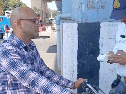 Helmet enforcement drive in 5 major cities of MP: 100 traffic personnel ...