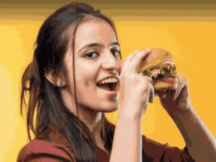 Eating food in a hurry while standing can be dangerous | Bhaskar English