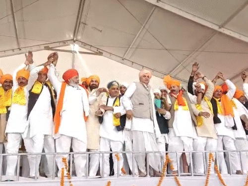 UP panchayat passes 11 major decisions: Bans tehravin, opposes live in ...