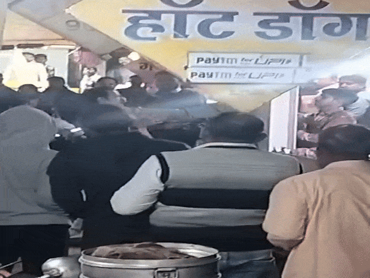Indore’s Sarafa Chowpati sees clash between 2 traders Heated argument ...