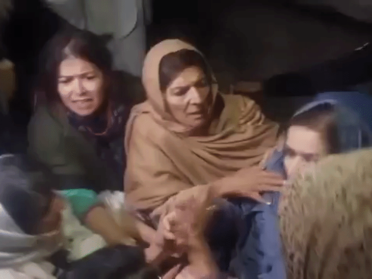 Imran Khan’s sisters dragged on streets in Pakistan | Bhaskar English