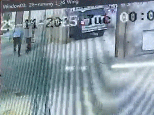 Youth set ablaze by friends on birthday eve in Mumbai