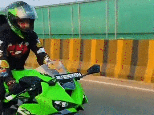 Tejpratap on Patna roads riding on ₹15 lakh bike; Song 'Dhoom Macha De ...