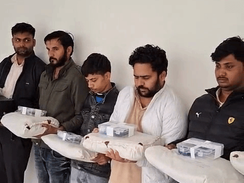 7 held for making fake Ayushman cards using forged IDs | Lucknow STF ...