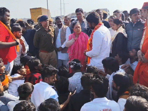 Cow vigilantes halt former CM Vasundhara Raje’s convoy in Kota: Protest ...