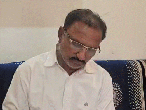 Surat man funds mass wedding for 67 daughters: South Gujarat Bharwad ...