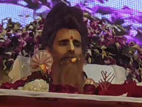 Heartbroken people find peace at Rashtra Katha pandal Sadguru Riteshwar ...