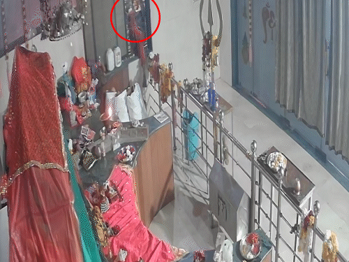 Ujjain Ashapuri Temple Theft | Saffron Dhoti Thief Steals 16 Lakhs