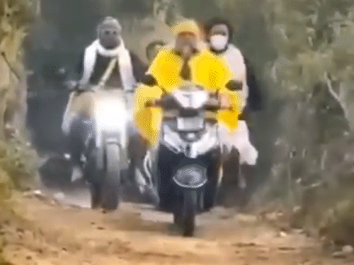 Premanand Maharaj Scooter Ride in Vrindavan | Devotees Chant Radhe-Radhe