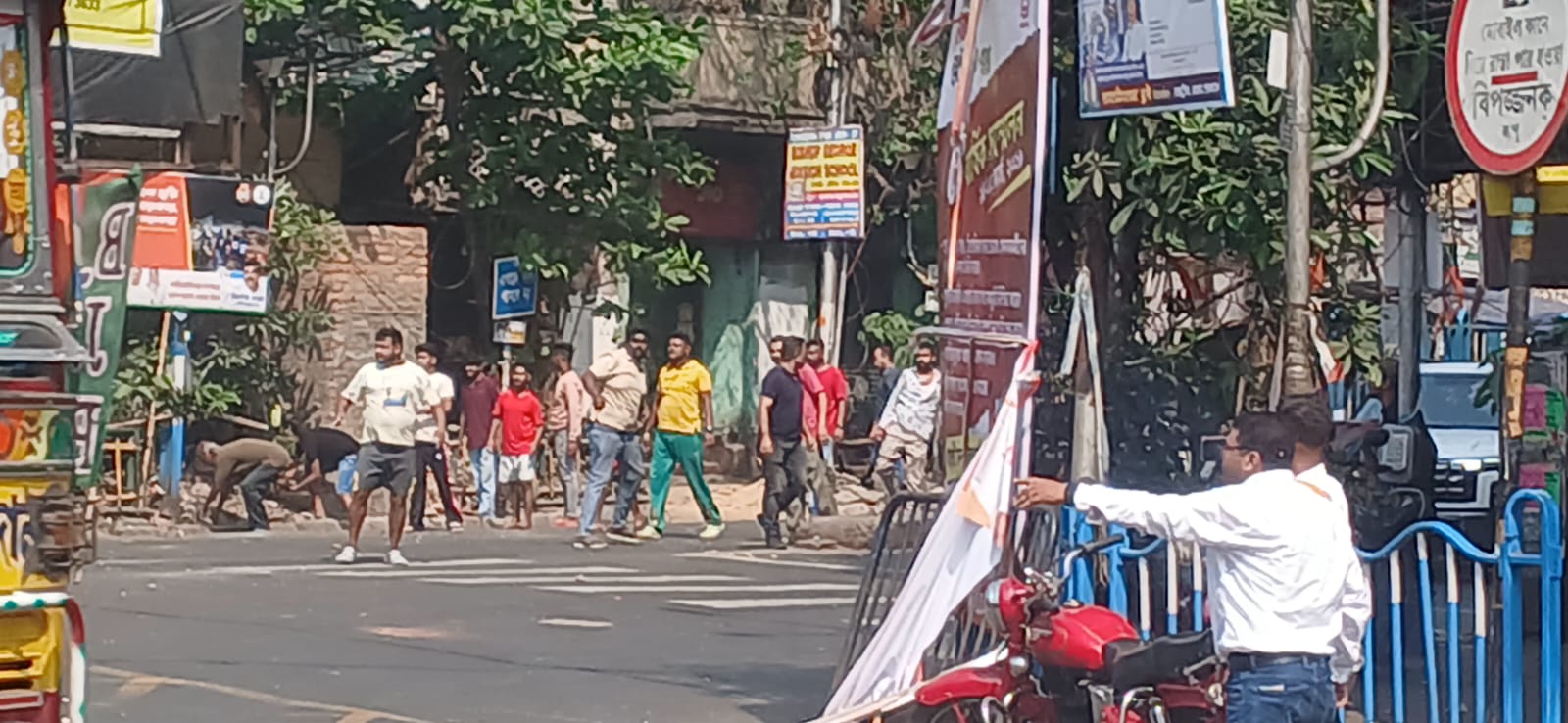 Girish Park Clash: BJP–TMC Stone Pelting Damages Shashi Panja Residence ...