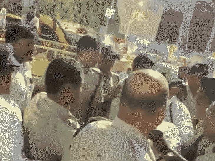 Bhopal Police vs Railway Employees Scuffle | Bus Stop Controversy