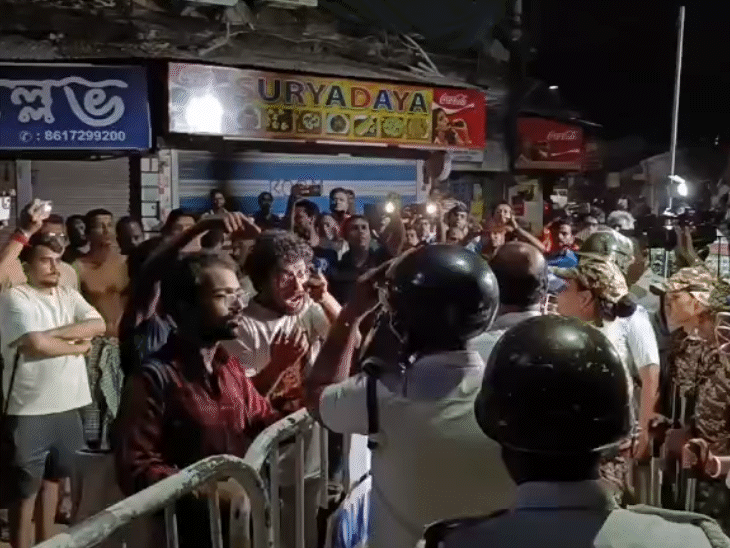 Bulldozers demolish illegal hawker stalls at Dum Dum station in ...