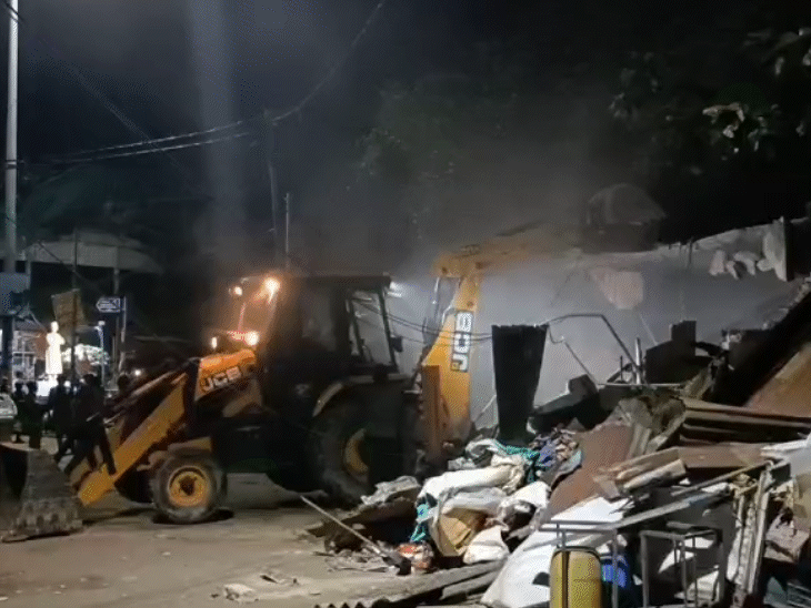 Bulldozers demolish illegal hawker stalls at Dum Dum station in ...