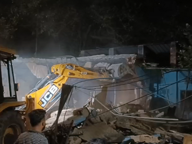 Bulldozers demolish illegal hawker stalls at Dum Dum station in ...