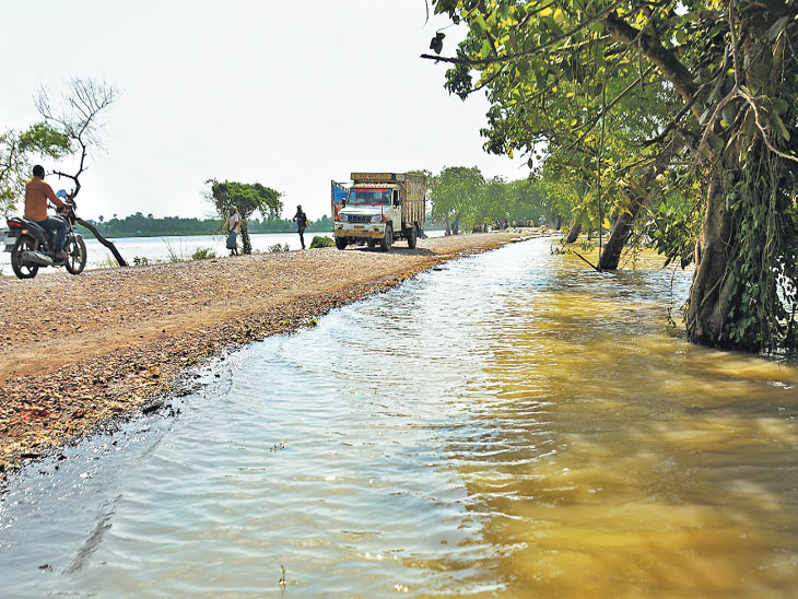 flood in bhagalpur road cut from ganga water
